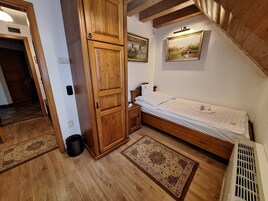 Quarto triplo standard | Cofres nos quartos, escrivaninha, cortinas blackout, Wi-Fi de cortesia