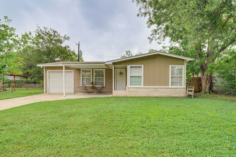 Fire Pit & Grill: Victoria Home Near Downtown - Bloomington, TX