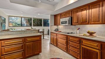 Cozinha privada | Um frigorífico, um forno, uma cafeteira/bule, uma torradeira