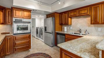 Cozinha privada | Um frigorífico, um forno, uma cafeteira/bule, uma torradeira