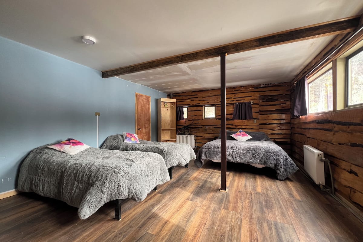 Quarto quádruplo conforto (001) | Wi-Fi de cortesia, roupa de cama