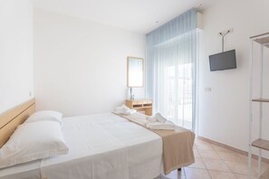 Quarto casal ou duplo conforto, sacada | Cofres nos quartos, escrivaninha