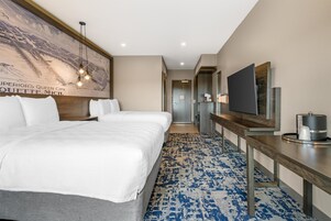 Quarto Standard, 2 camas queen-size, não fumadores | Secretária, secretária adequada para computadores portáteis 
