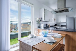 Apartamento standard | Cozinha privada | Geladeira, micro-ondas, fogão, cooktop