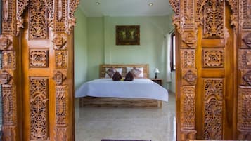 Quarto standard, sacada, vista para o pátio | Escrivaninha, Wi-Fi de cortesia, roupa de cama