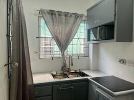 Apartamento | Cozinha privada | Geladeira, micro-ondas, fogão, cooktop