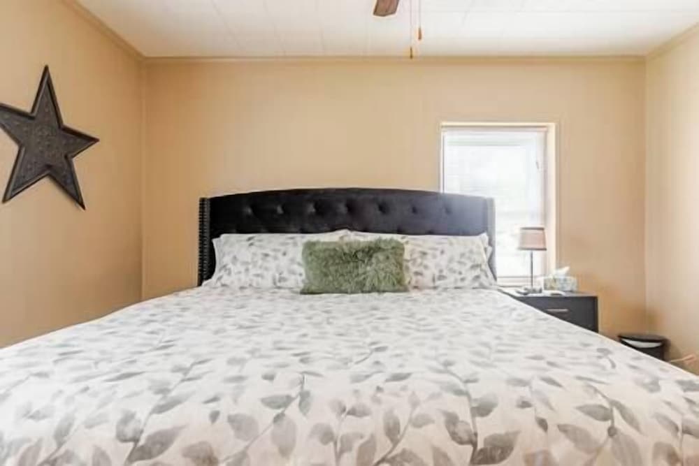 Plane Suite at Brickhouse Inn - Hermann | Vrbo
