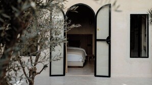 Um interior moderno com piscina, cama e escada que leva a um segundo andar.