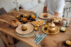 Café da manhã com pratos da culinária local grátis todos os dias