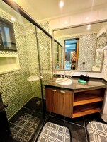 Apartamento superluxo | Banheiro | Chuveiro, produtos de toalete grátis