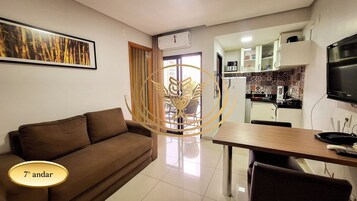 Apartamento superluxo | Área de estar | TV de tela plana 34 polegadas com canais digitais, filmes pagos