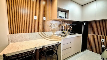 Apartamento Nobre | Cozinha privada | Um micro-ondas, utensílios de cozinha, mesas de jantar 