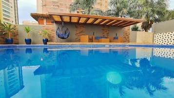 Apartamento Deluxe | Piscina | Piscina exterior, da(s) 6:00 à(s) 22:00, guarda-sóis, espreguiçadeiras