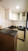 Apartamento | Cozinha privada | Micro-ondas, talheres/pratos/utensílios de cozinha, mesas de jantar