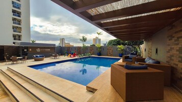 Apartamento luxo | Piscina | Piscina externa, funciona das 6h às 22h, guarda-sóis, espreguiçadeiras