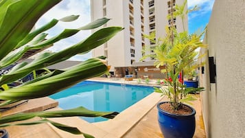 Apartamento Deluxe | Piscina | Piscina exterior, da(s) 6:00 à(s) 22:00, guarda-sóis, espreguiçadeiras