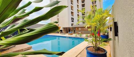 Apartamento Deluxe | Piscina | Piscina exterior, da(s) 6:00 à(s) 22:00, guarda-sóis, espreguiçadeiras