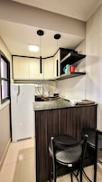 Apartamento de Luxo | Cozinha privada | Um micro-ondas, utensílios de cozinha, mesas de jantar