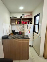 Apartamento | Cozinha privada | Micro-ondas, talheres/pratos/utensílios de cozinha, mesas de jantar