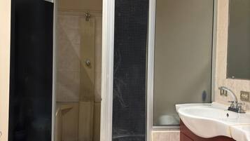 Um polibã, um secador de cabelo, toalhas fornecidas, sabão