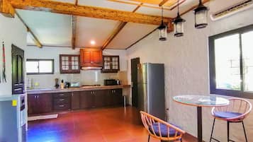 Vila, 5 quartos, piscina particular | Cozinha privada | Geladeira, micro-ondas, talheres/pratos/utensílios de cozinha