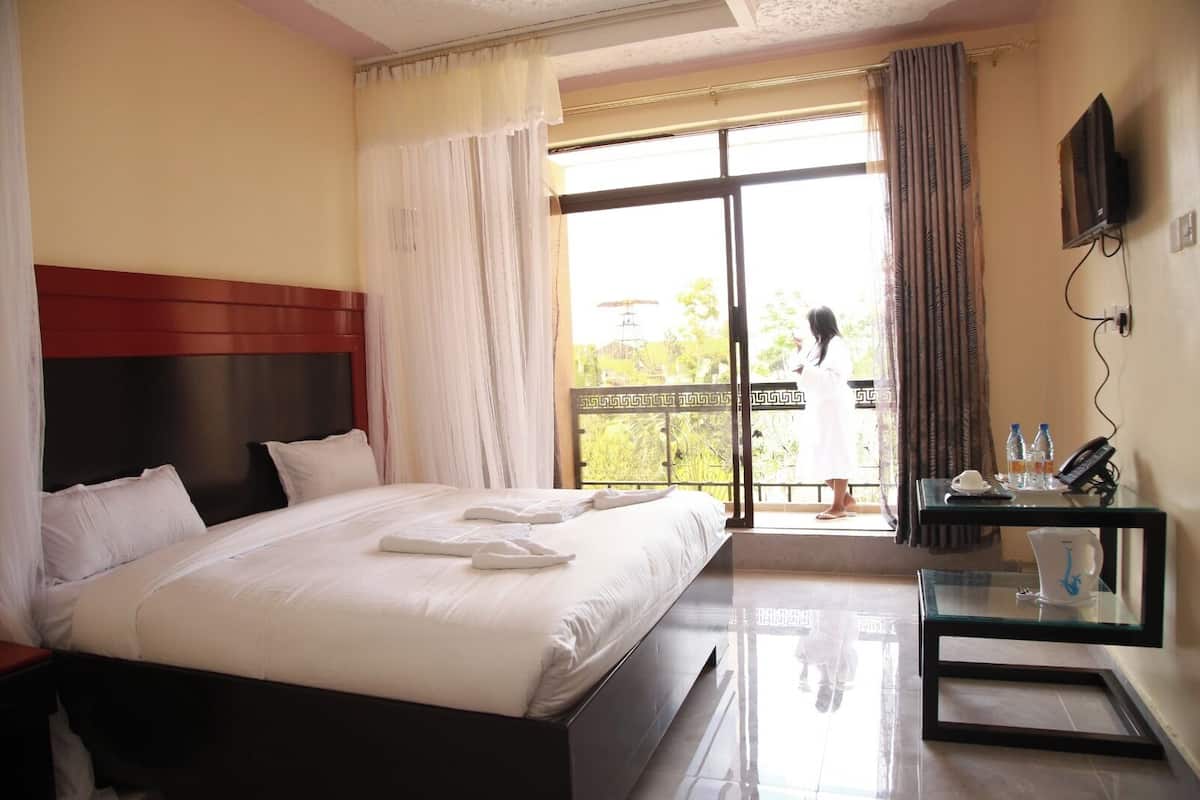 Quarto casal luxo, sacada, vista para o jardim | Escrivaninha, espaço de trabalho para notebook, Wi-Fi de cortesia