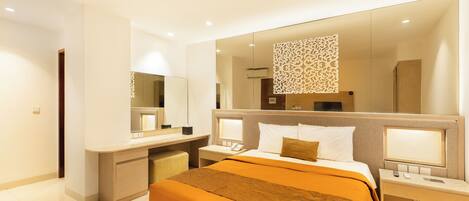 Quarto de hotel moderno com uma cama grande, uma escrivaninha e um espelho.