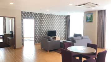 EXECUTIVE SUITE 2 BEDROOM | Sala de estar | Televisor LED de 40 polegadas com canais via satélite, impressoras
