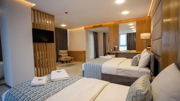 Suite-Estúdio Júnior, 1 cama queen-size | Cofre no quarto, cortinas/cortinados opacos, quartos insonorizados