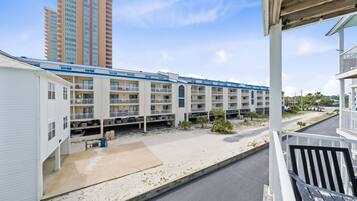 Condo família, sacada, vista parcial para o oceano | Vista da sacada