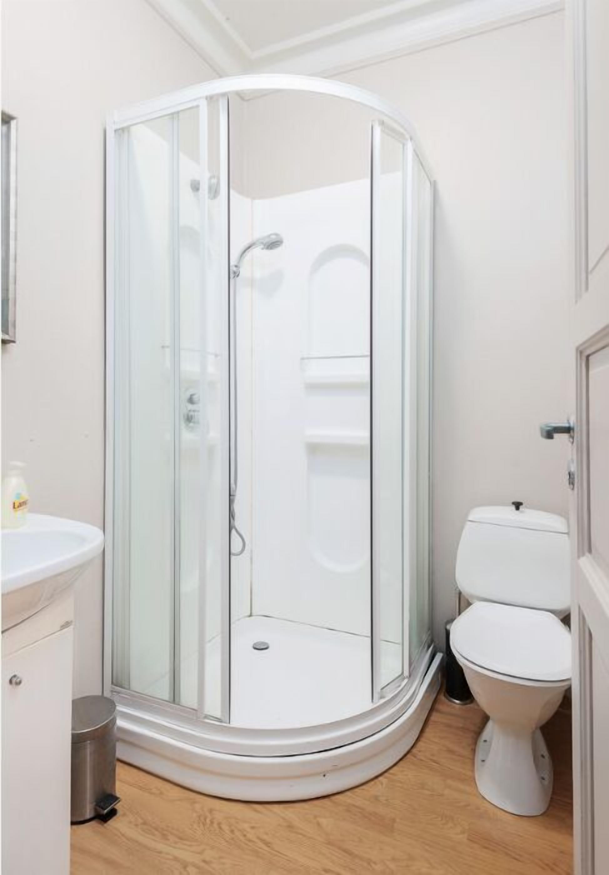 Quarto casal standard | Banheiro | Chuveiro, toalhas de banho, sabonete, papel higiênico