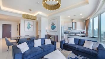 Apartamento superior, 2 quartos, vista para o mar, de frente para o mar | Área de estar | TV de tela plana 52 polegadas com canais digitais, Netflix, Hulu