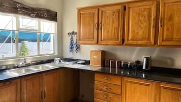 Casa Familiar, vista para o jardim | Cozinha privada | Uma chaleira elétrica
