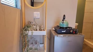 Suite-Estúdio de Luxo, pátio, vista para o pátio | 1 quarto, cofre no quarto, cortinas/cortinados opacos