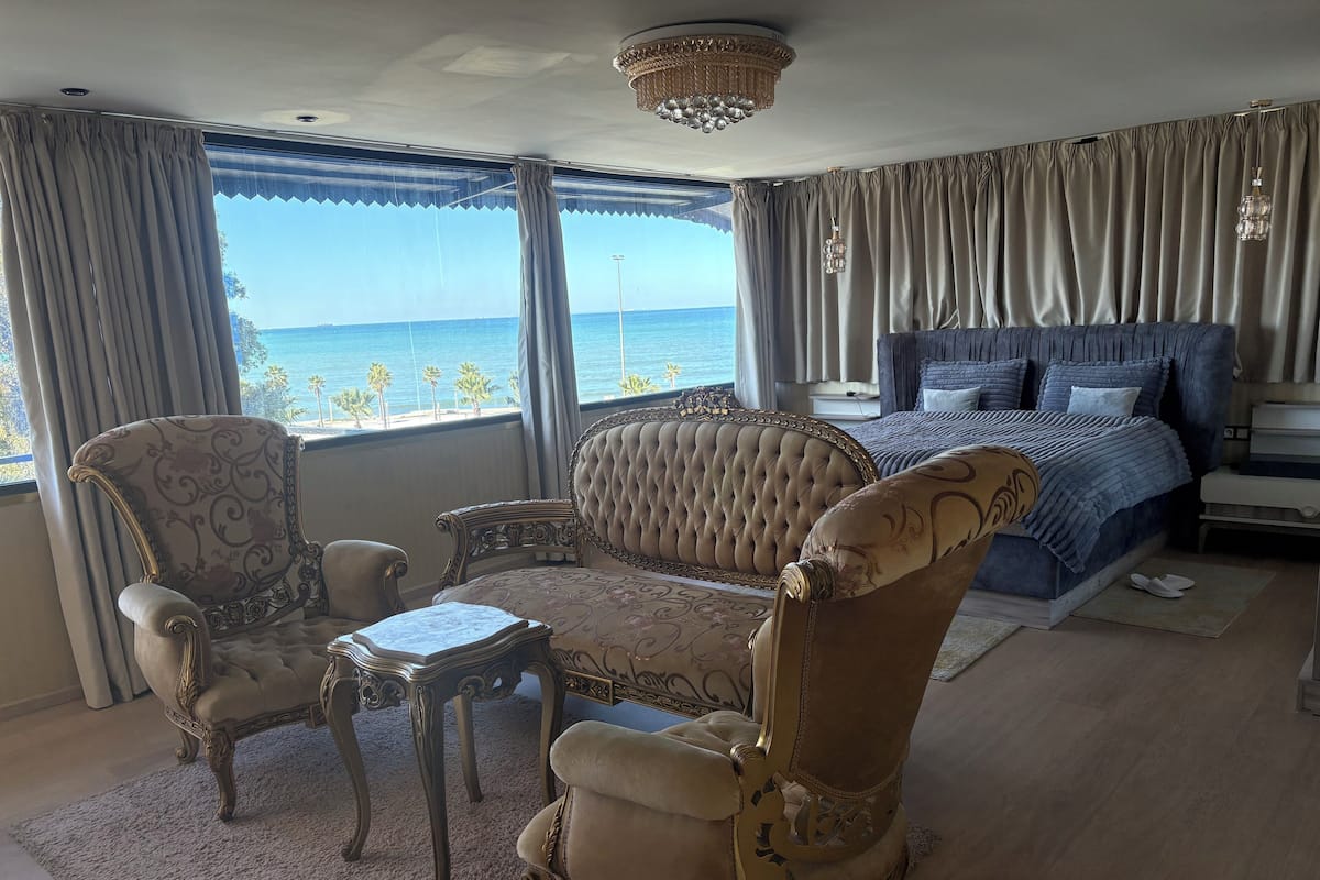 Quarto casal | Cofres nos quartos, escrivaninha, espaço de trabalho para notebook