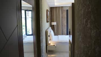 Quarto casal luxo | Roupas de cama antialérgicas, frigobar, espaço de trabalho para notebook