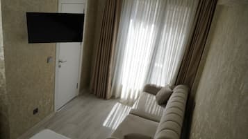 Quarto triplo superior | Roupas de cama antialérgicas, frigobar, espaço de trabalho para notebook