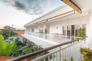 Estúdio luxo, vista para a piscina | Vista da sacada
