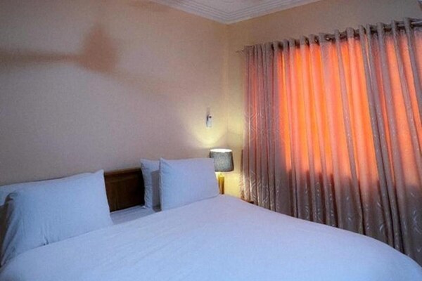 House - Sleeps 10 - Parking - Airport Close - Accra