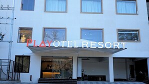 Fachada do resort Playotel, com entrada visível e várias janelas.