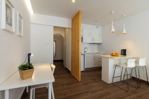 Minifrigorífico, um micro-ondas, uma placa de cozinha 