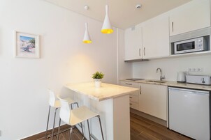 Minifrigorífico, um micro-ondas, uma placa de cozinha 