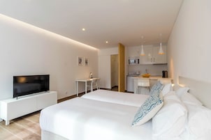 Minibar, cofre no quarto, secretária 