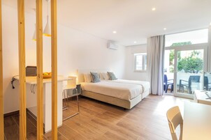 Minibar, cofre no quarto, secretária 