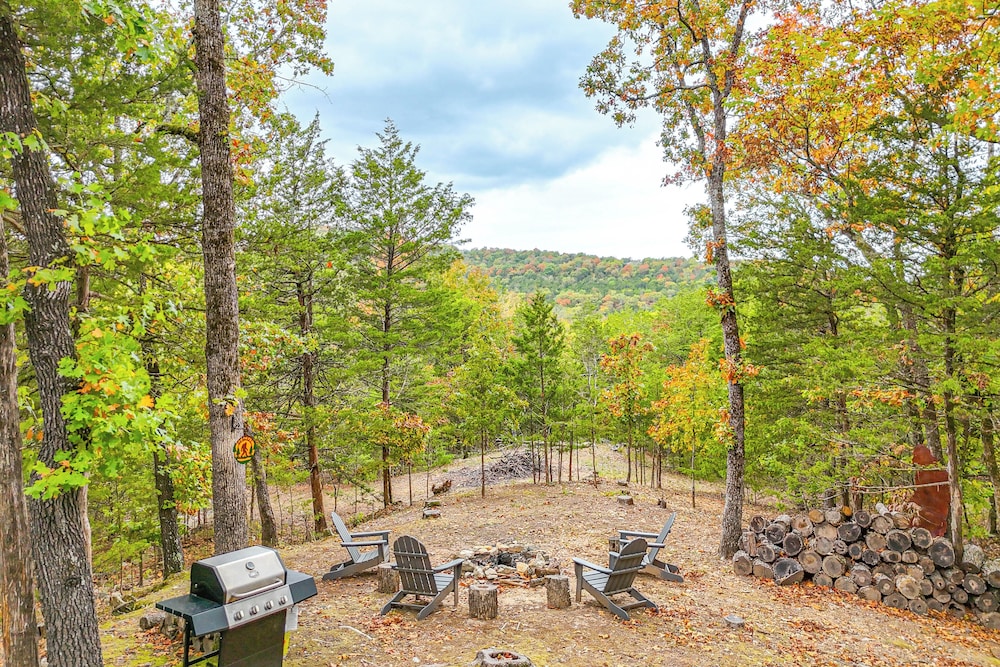 Mtn Views & Fire Pit: Eureka Springs Home - Roaring River State Park, Cassville