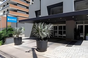 Quarto conforto, vista para a cidade | Detalhe da fachada