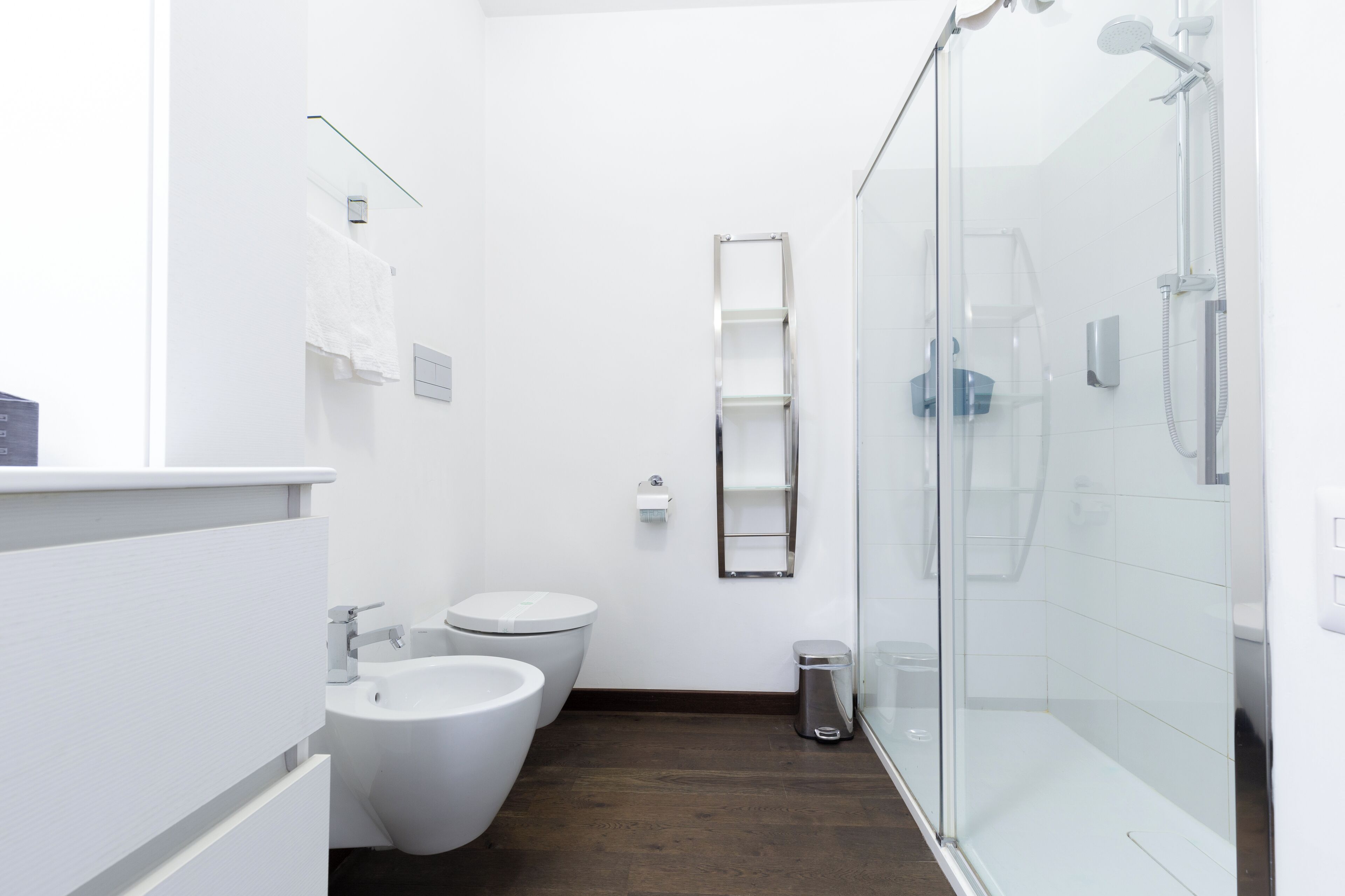 Apartamento Deluxe, varanda, vista para o pátio | Casa de banho | Um polibã, artigos de higiene pessoal grátis, um secador de cabelo 