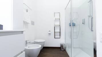 Apartamento Deluxe, varanda, vista para o pátio | Casa de banho | Um polibã, artigos de higiene pessoal grátis, um secador de cabelo