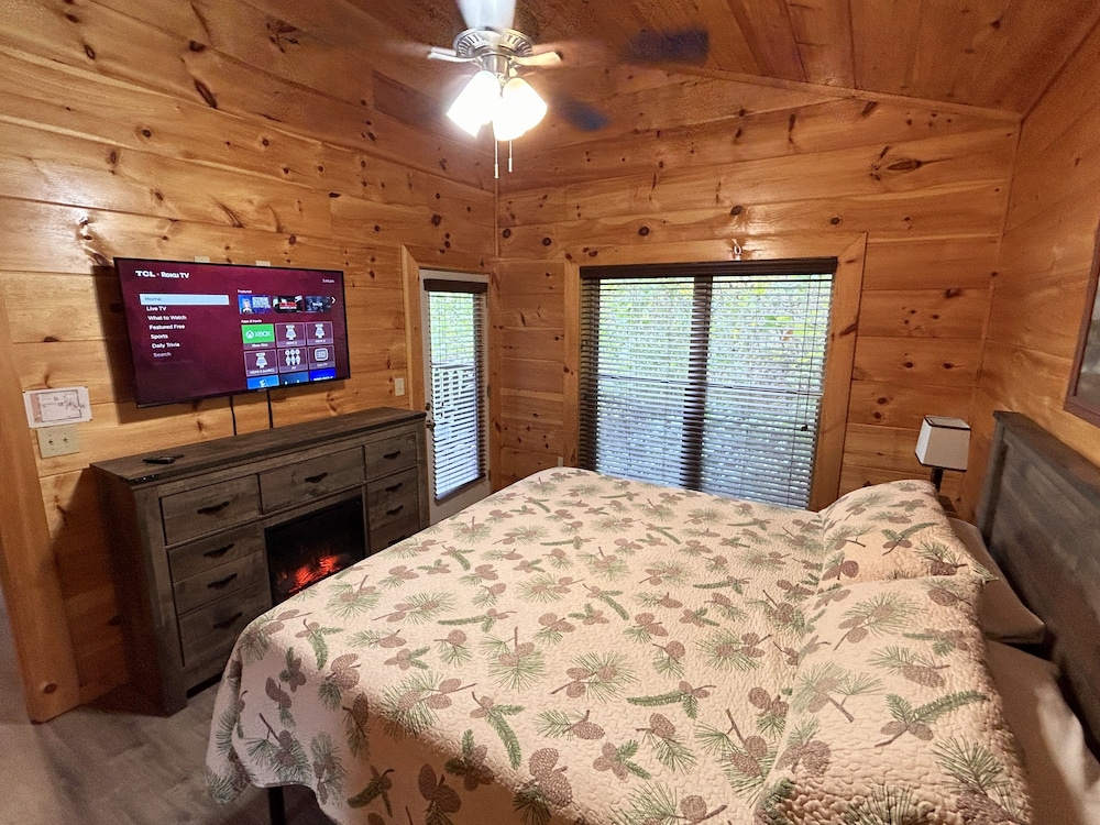 Modern 2 Bedroom 2 Bath Sleeps 8 Located In Black Bear Ridge Resort Pool Access - Pigeon Forge, TN