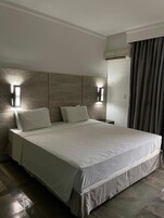 Quarto casal luxo, 1 cama de casal, vista para o rio | Escrivaninha, Wi-Fi de cortesia